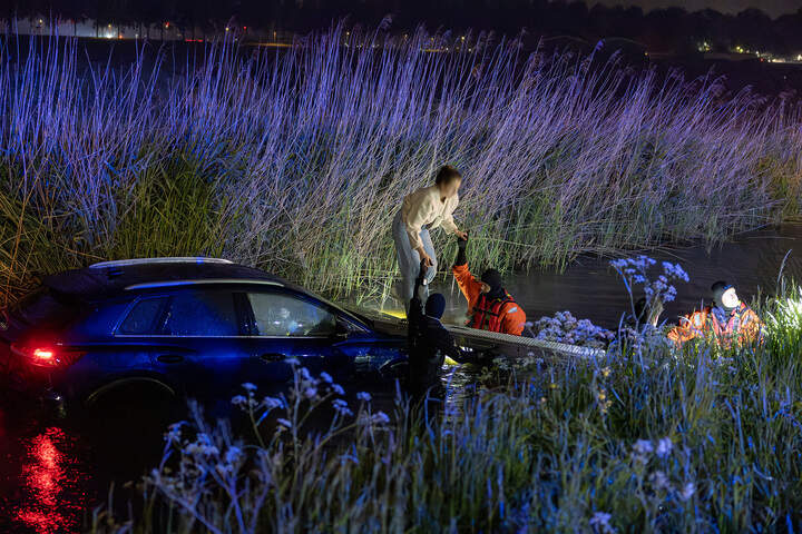 Auto belandt in sloot langs A5 bij Lijnden | Noordhollands Dagblad