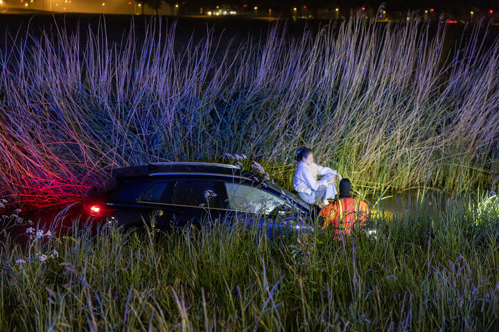 Auto belandt in sloot langs A5 bij Lijnden | Noordhollands Dagblad
