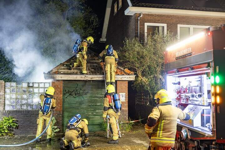 Schuur in achtertuin gaat in vlammen op in Haarlem | Haarlems Dagblad