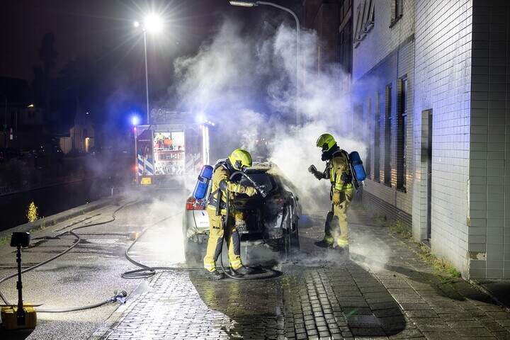 Auto gaat in vlammen op in Haarlem | Haarlems Dagblad
