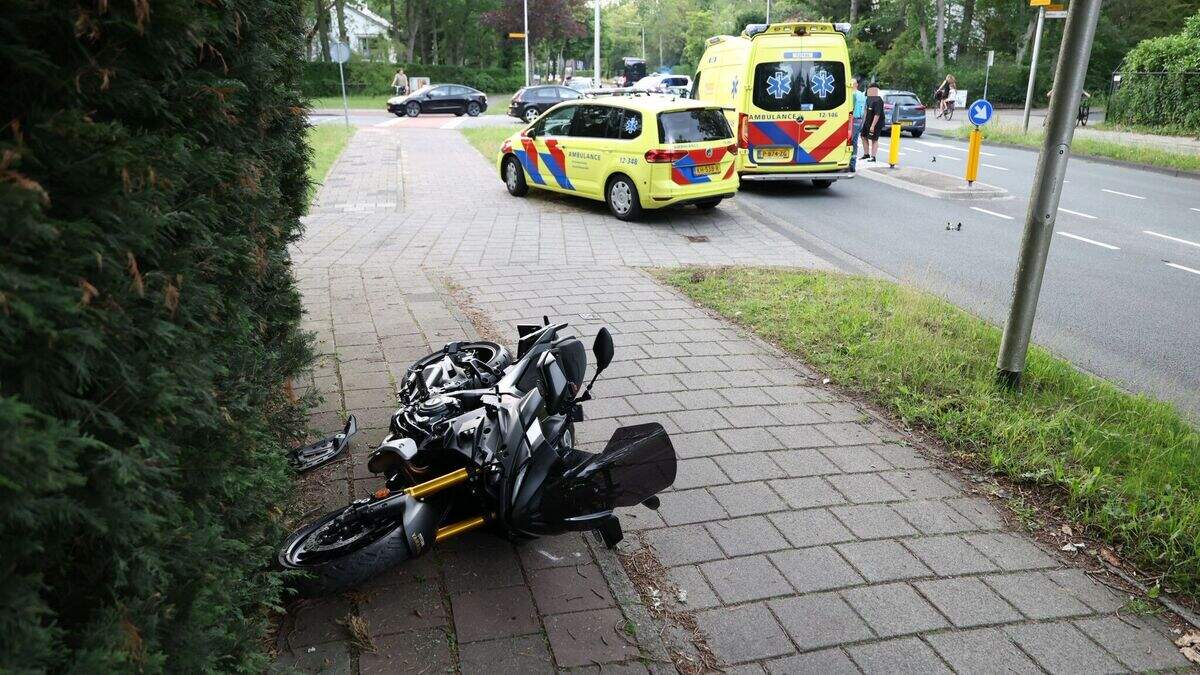Opzittende motor gewond bij botsing met auto op kruising in Aerdenhout ...