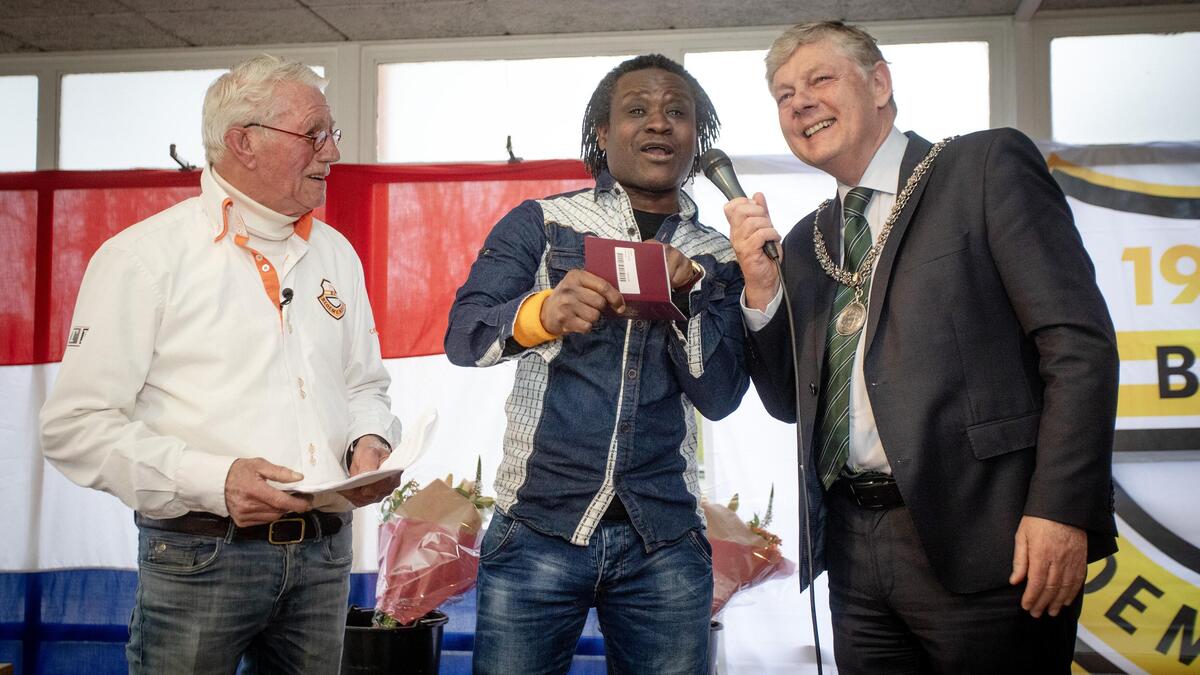 24 jaar moest hij er op wachten. Geliefde voetbaltrainer Baidy in ...