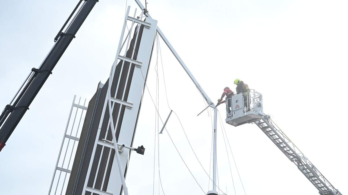 Mast zeilboot knakt na aanvaring bij Weteringbrug ...