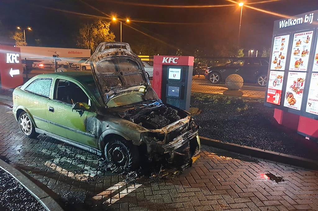 Auto vliegt in brand bij KFC langs A4 bij Hoofddorp | Noordhollands Dagblad