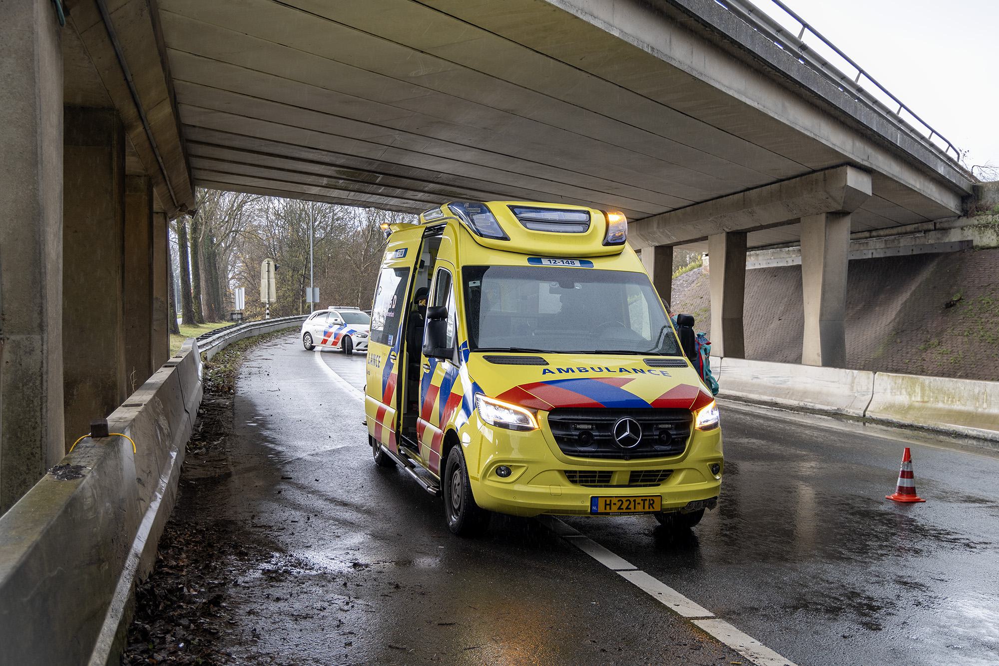 Vrouw gewond bij eenzijdig ongeval; auto vliegt uit de bocht op de N205 ...