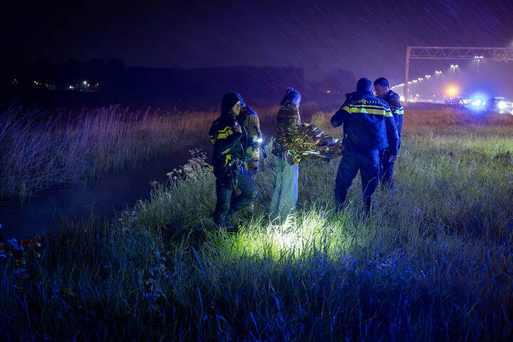 Auto belandt in sloot langs A5 bij Lijnden | Noordhollands Dagblad