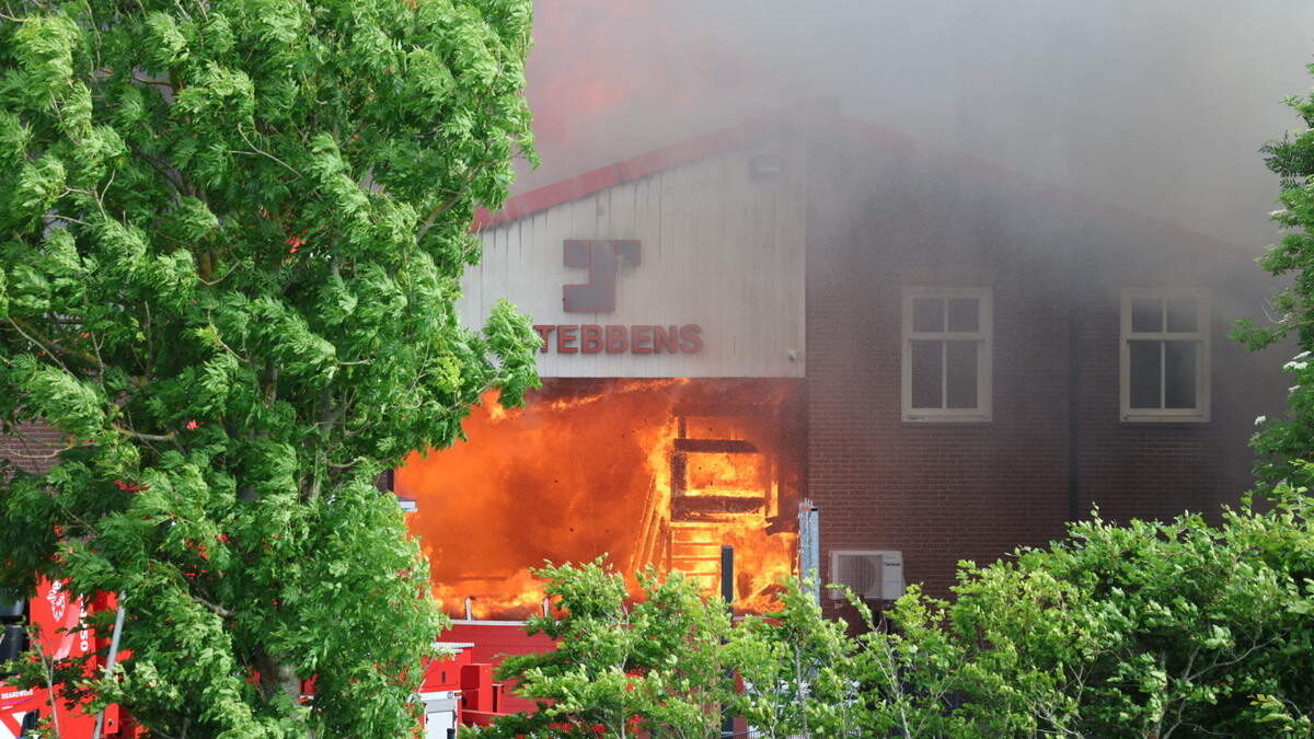 Grote uitslaande brand na explosie bij bedrijf op Hillegommerdijk in ...