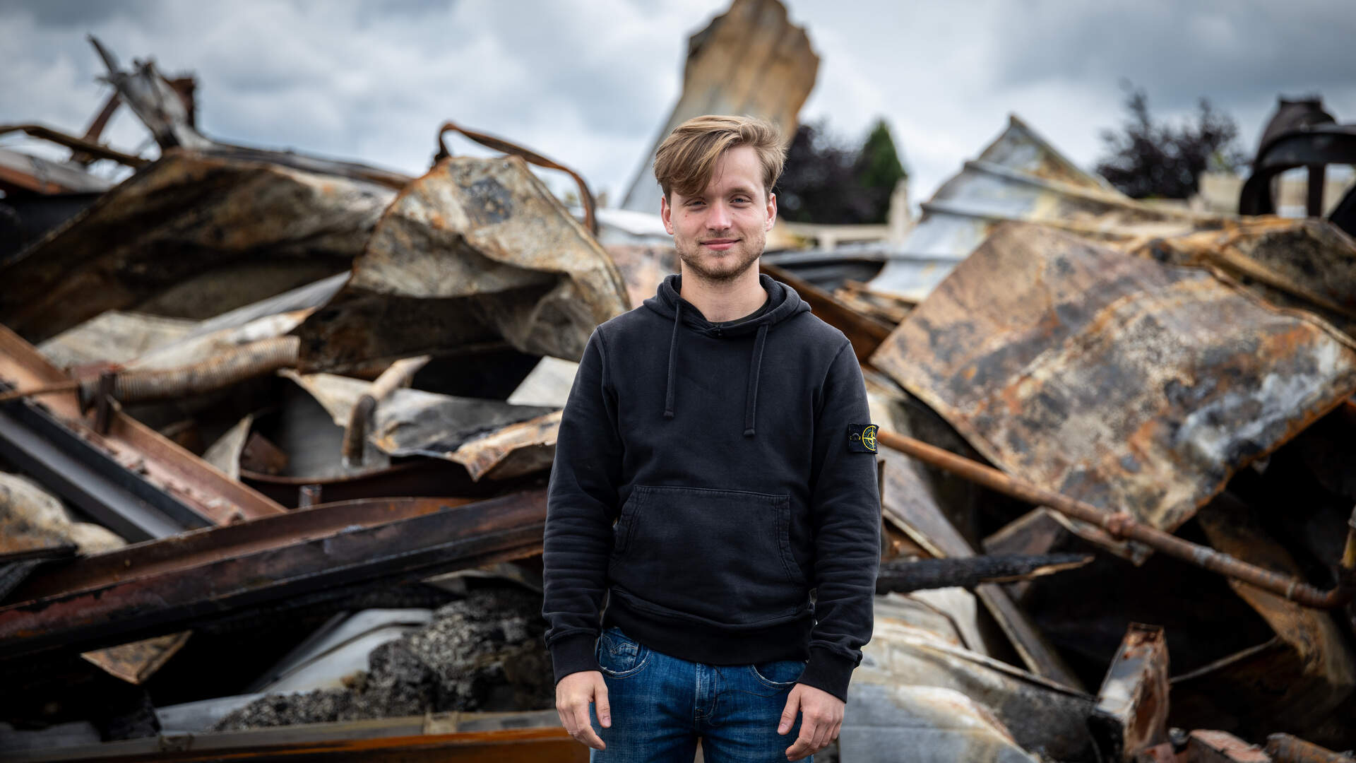 Gebogen staal, losse bakstenen en verkoold dakmateriaal. Daniël (23 ...