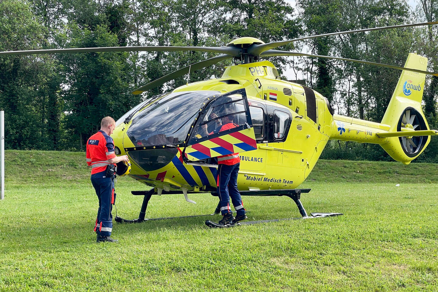 Man zwaargewond na val van ladder in Hoofddorp, traumaheli ingeschakeld ...