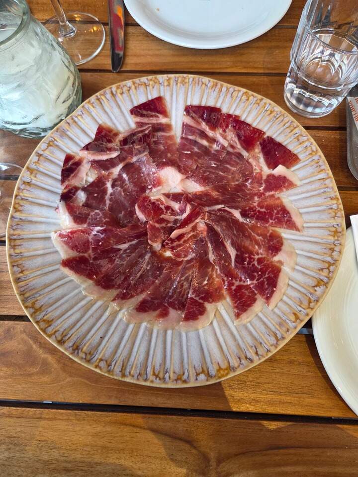 Ziltige mosselen en Spaanse ham die smelt op de tong: bij horecazaak ...