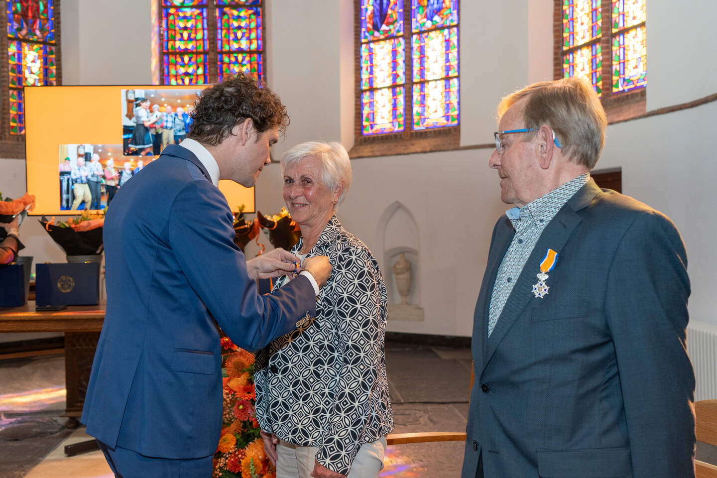 Geen rijbewijs, maar een lintje ophalen in Hillegom: partners Roos en ...