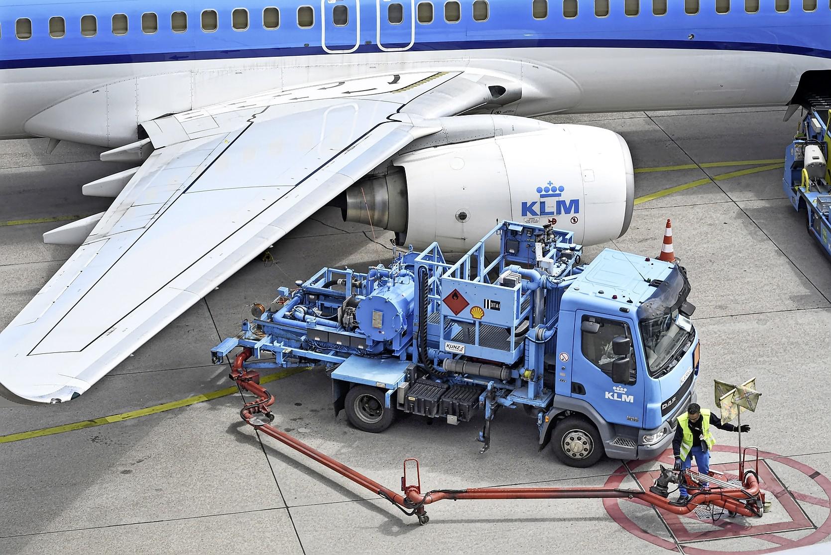 In een bunker op Schiphol draaien vliegtuigmotoren op volle toeren op ...
