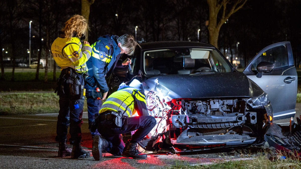 Automobilist knalt tegen lantaarnpaal en raakt gewond op N232 bij ...