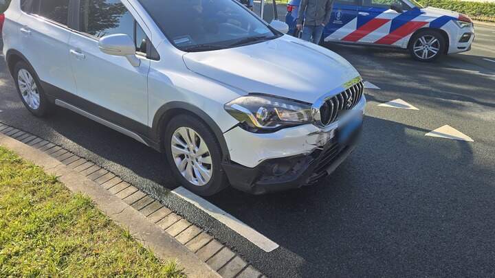 Auto belandt in sloot na aanrijding met taxi in Badhoevedorp | IJmuider ...