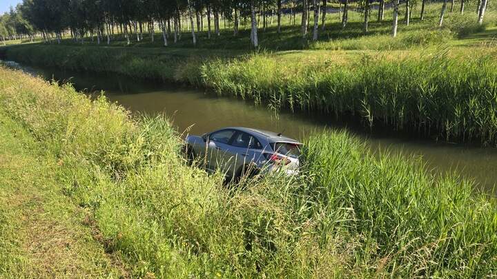Auto belandt in sloot na aanrijding met taxi in Badhoevedorp | IJmuider ...