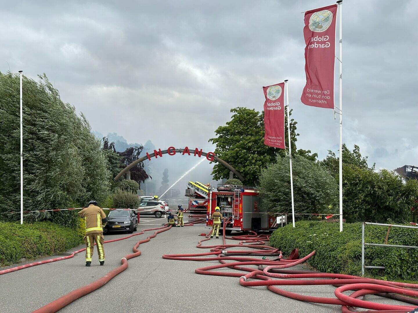 Grote uitslaande brand na explosie bij bedrijf op Hillegommerdijk in ...