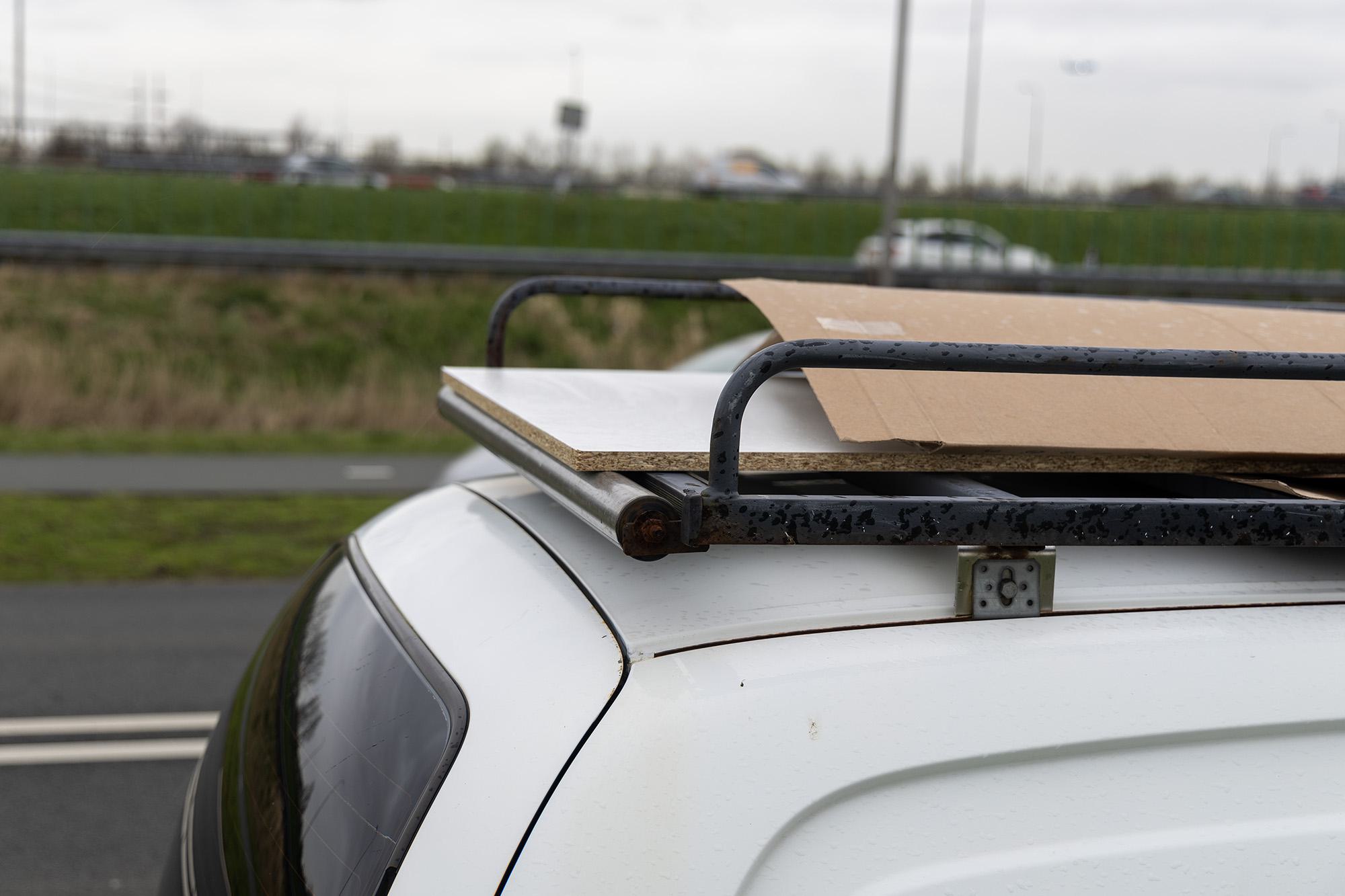 Automobilist krijgt de schrik van zijn leven: van busje gewaaide plaat ...