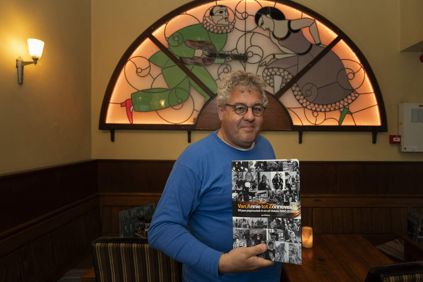 Jan Bakker ving 65 jaar Velsense pop in boek van 500 pagina’s. ’Een ...