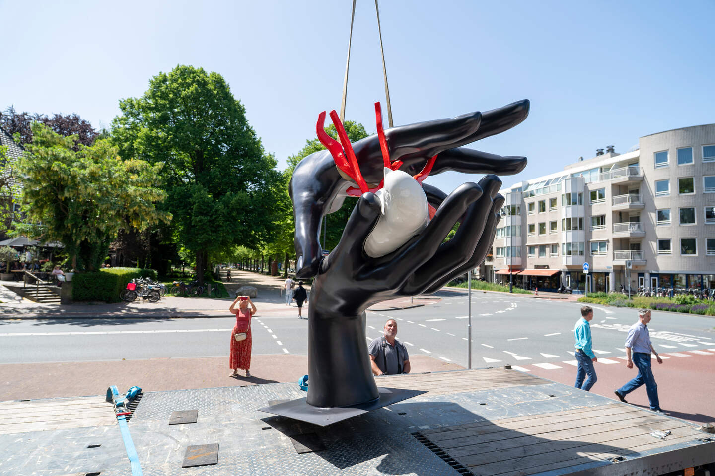 Tevreden gezichten rond geliefd kunstwerk Hirondelle, dat na brute ...