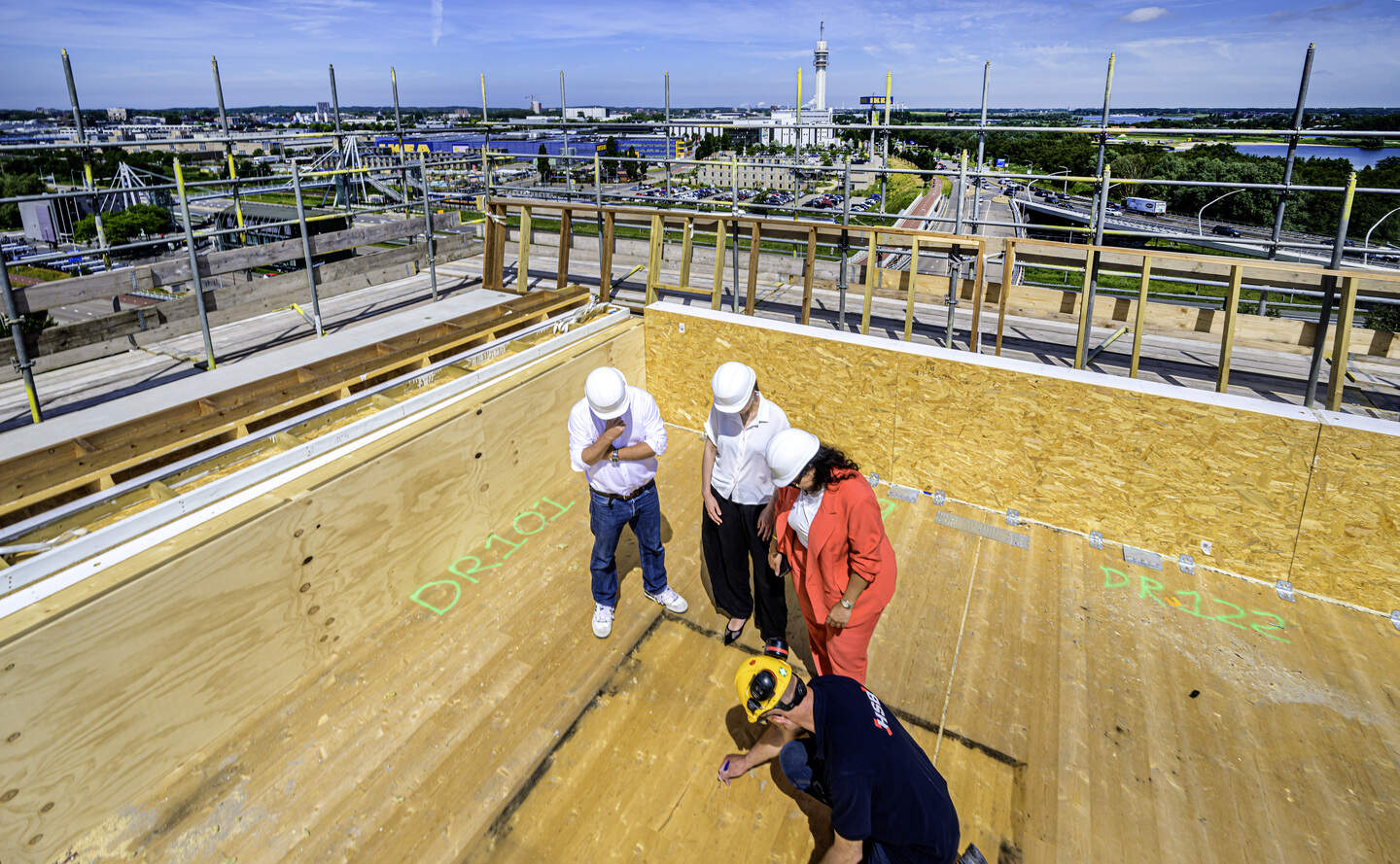 Haarlems gigantische toren van hout bereikt hoogste punt. Oostpoort ...