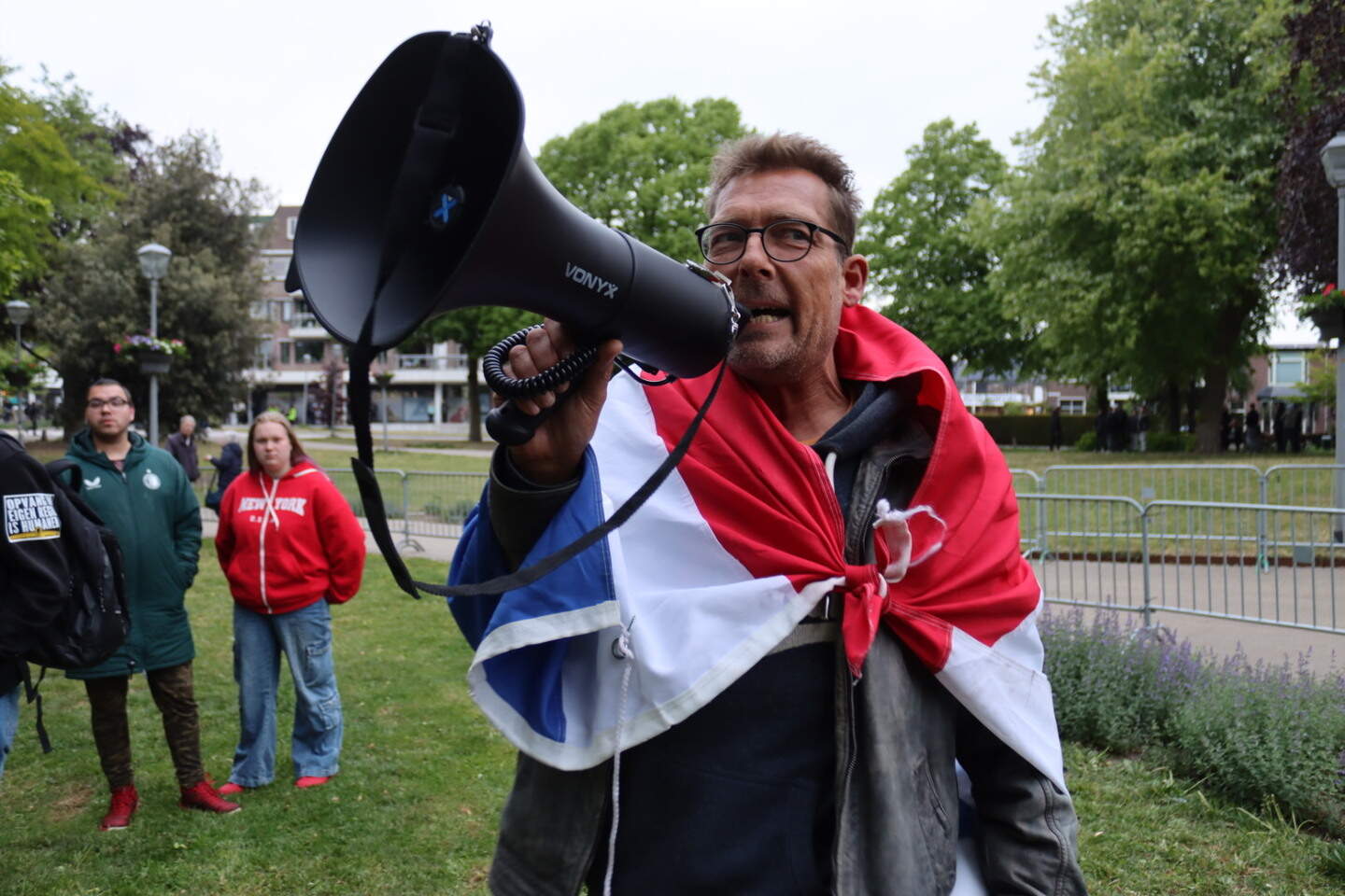 Azc-protest in Hillegom blijft rustig: ’De mensen zijn wel tegen, maar ...